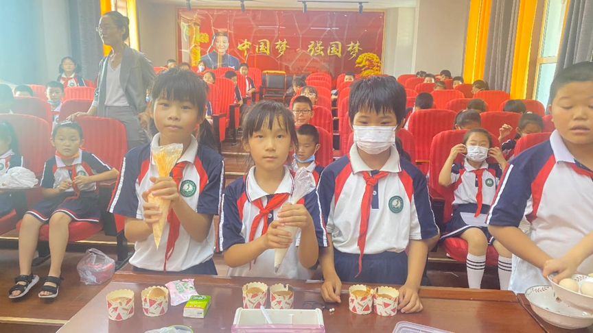 俺家二公主ߑ�在学校参加了《劳动实践活动》编手绳和做蛋糕ߍ