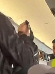 川航航班上有乘客在厕所吸烟 旅客被当地警方带离