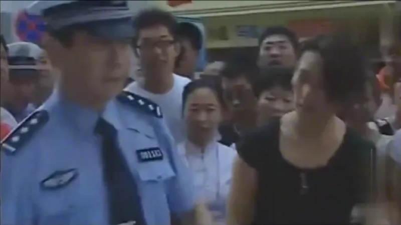 交通警察:男子仗着哥哥是老总,殴打交警,殊不知交警哥是副书记