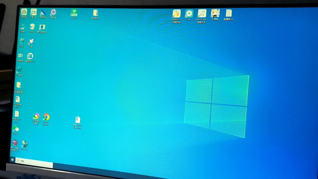 Win10系统开机之后,屏幕老是一闪一闪的,鼠标任何地方都操作不了