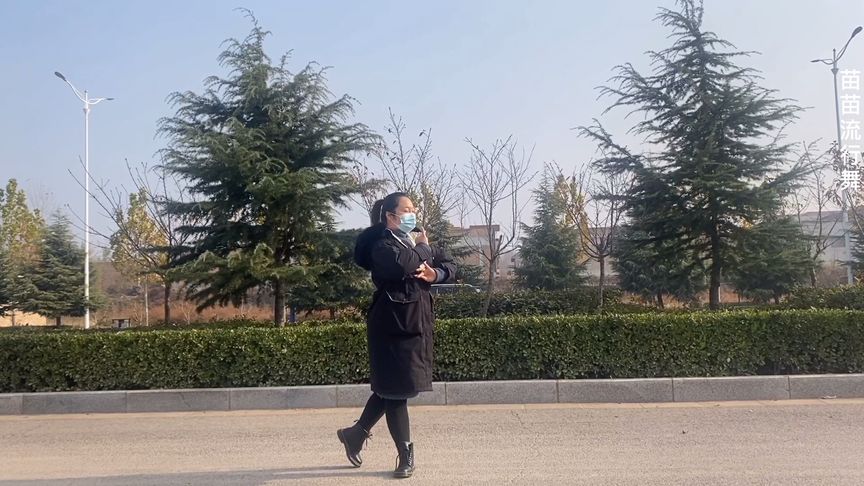 一支经典的民族舞，女老师室外独舞，一般人跳不出这水平