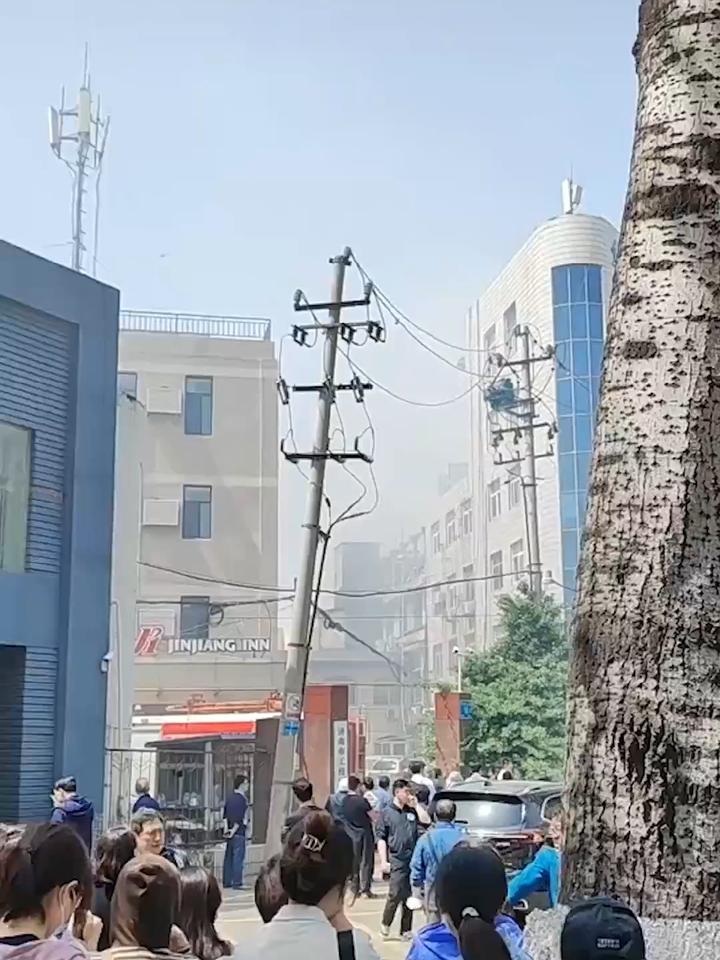 济南一医院突发大火? 消防通报:系一工程咨询院楼顶杂物起火 非医院...