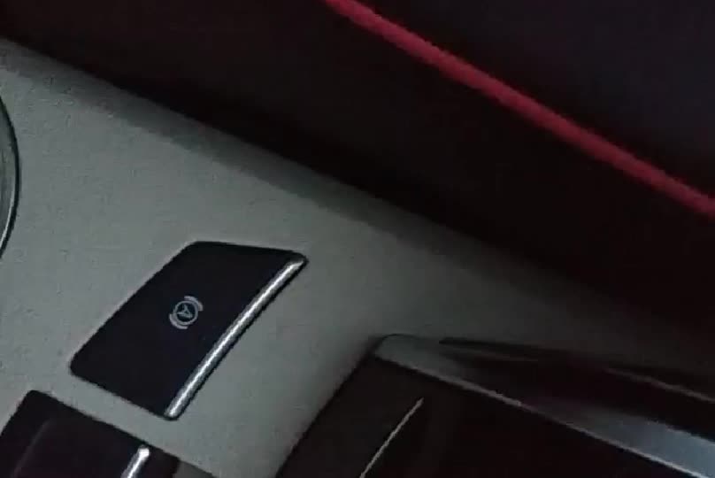 众泰汽车的自动驻车功能和电子手刹按键,设…「来自懂车帝车友圈」