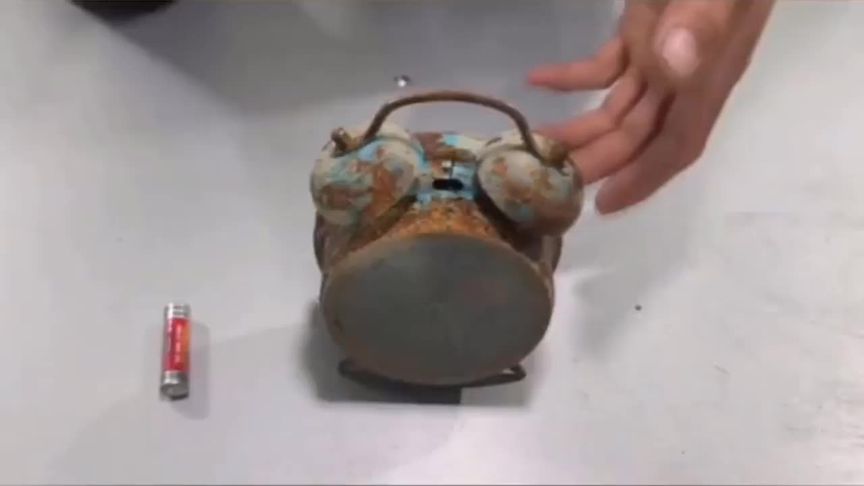 旧的钟表千万不要扔,教你翻新生锈的闹钟