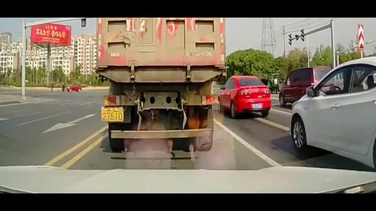 大货车前进还能挂成倒挡,这一幕把女司机吓得不轻#汽车视觉#