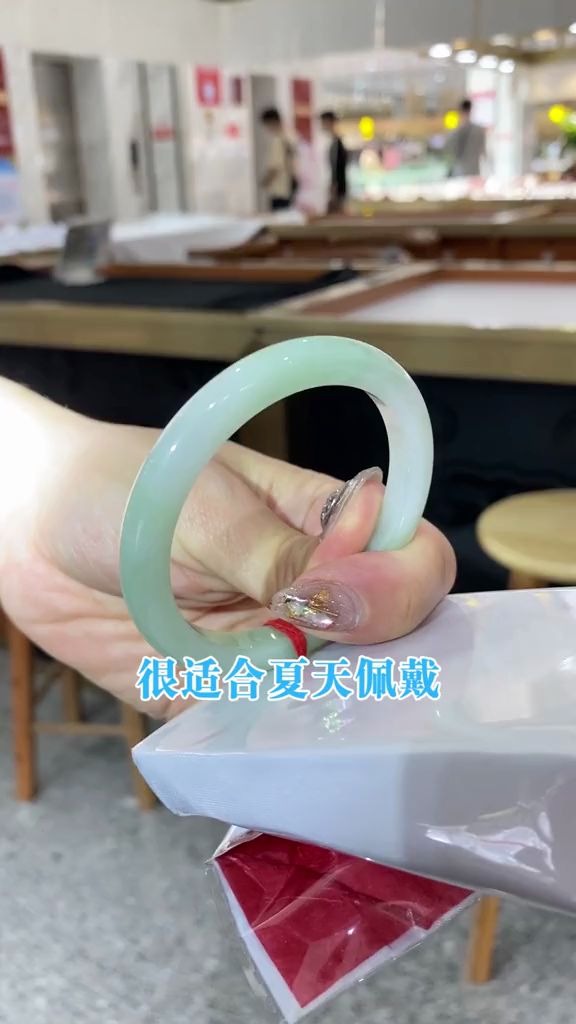 【开料翡翠】糯种的比较清爽颜色,果断出击