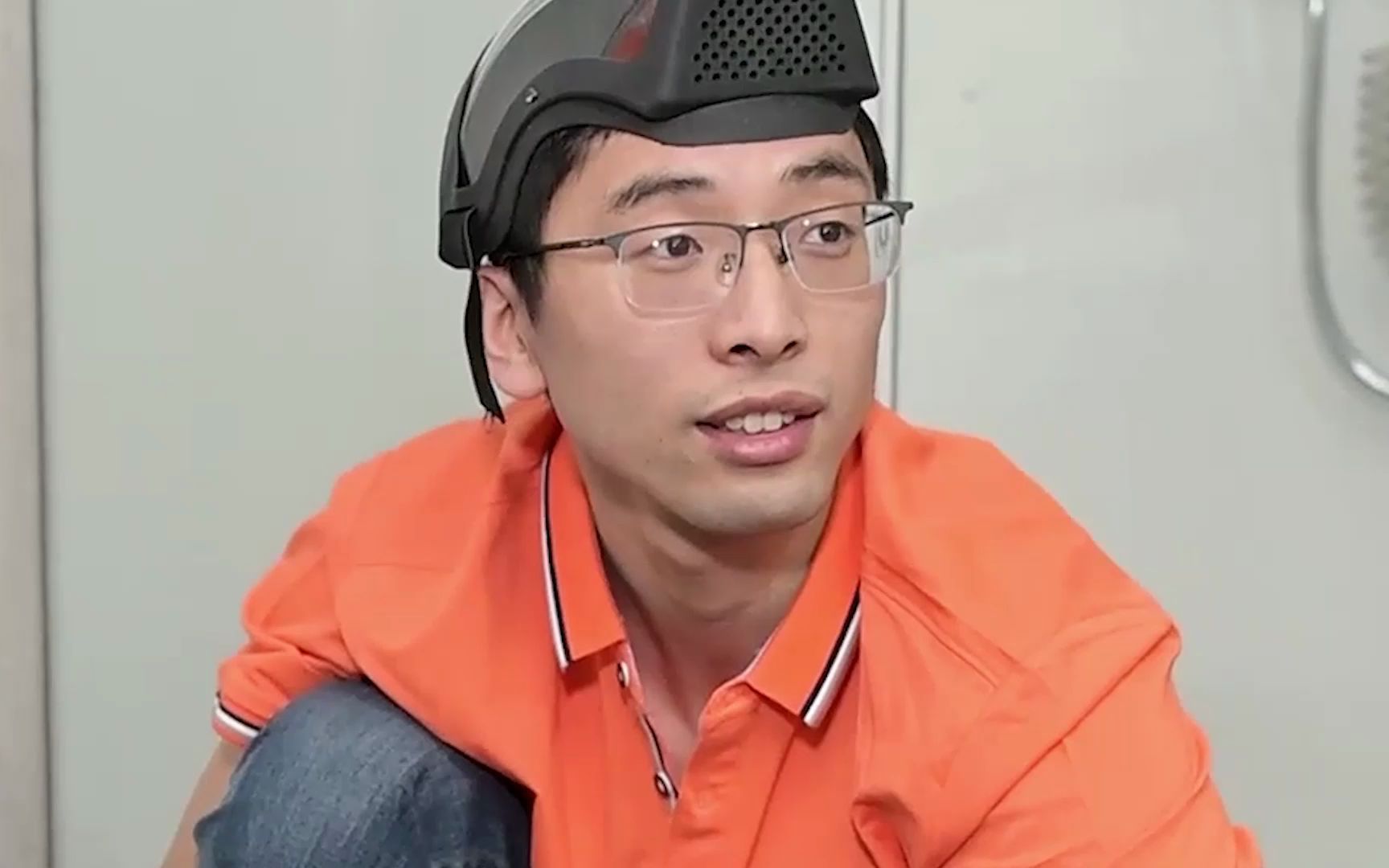 匠多多提醒大家使用角磨机一定要正确佩戴防护面罩。