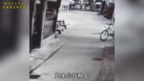 人力三轮车深夜自己在菜市场疯狂旋转,引起众人围观,诡异无比!