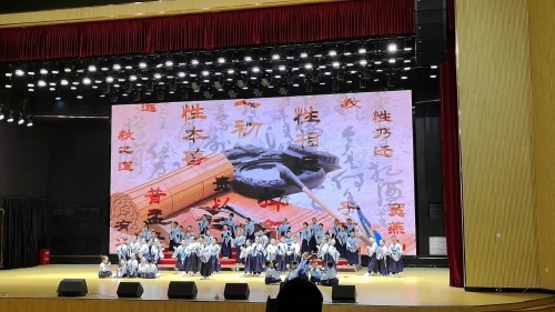 正定县幼儿园孩子们稚气吟诵《三字经》