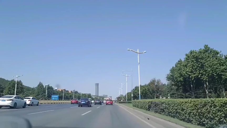 人家都说:山东的路广东的桥,实拍山东济南经十路,平整宽阔畅行