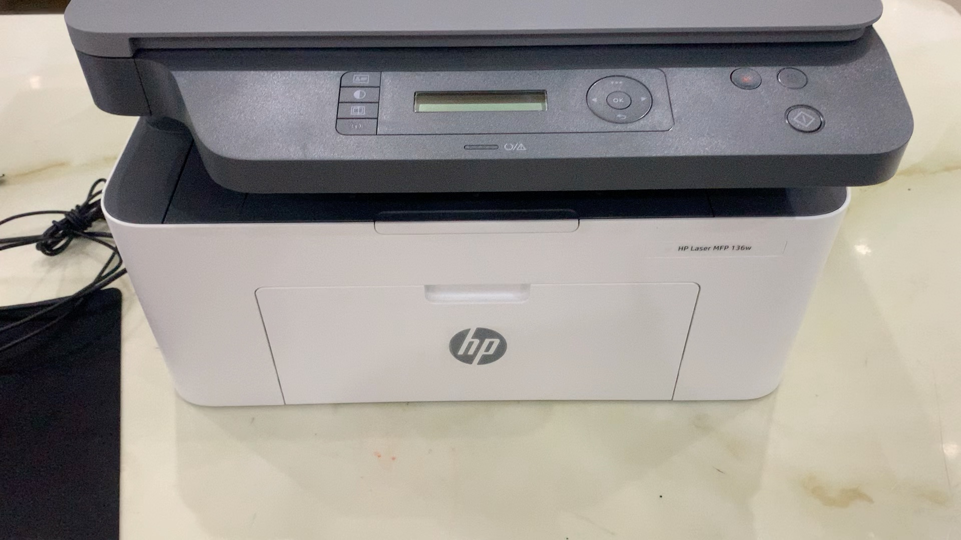 惠普136系列打印机如何安装纸张