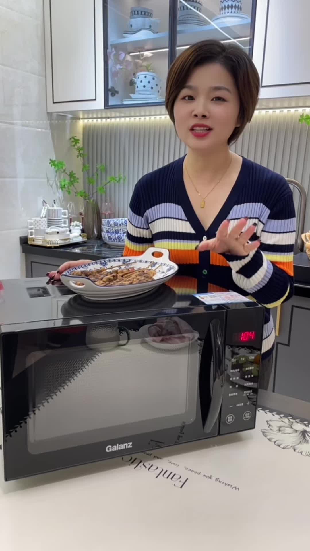 格兰仕蒸煮炖烤一体机,双旋钮设计操作简单,可微波、可烧烤、可蒸煮...