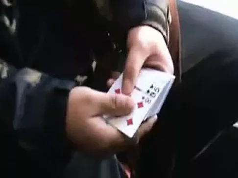 【拍客】旅途遇‘赌神’秀牌技为乘客解闷