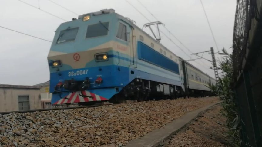 沪昆线 上海南到桂林北(现已改南宁)通过松江站 上局沪段SS8 0047