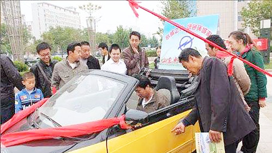 中国大叔自制电动汽车,只需用脚操作就能行驶,外形堪比法拉利