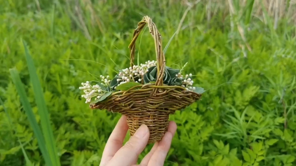 柳条编织小花篮教程一,这款有点难度,步骤比较多,但是和帽子的编法差...