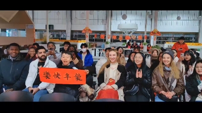 ...女婿哥伦比亚一家三口及外国留学生们一起学习中国传统的春节文化。