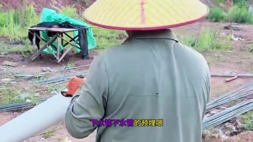 七舅下楼来拿pvC管准备到屋面搞下水管的预埋