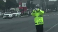 最萌交警!信号灯无读秒倒数功能!自创红绿灯“读秒”手势!