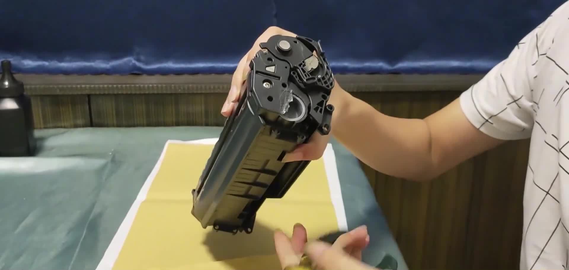 打印机加碳粉拆硒鼓很难?硒鼓上打孔,.