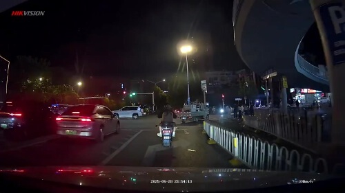 出行请注意交通安全遵守交通规则文明出行开车的朋友们注意安全道路...