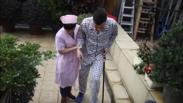 养老护理员技能:协助老人使用拐杖行走#适老化产品 #适老化产品