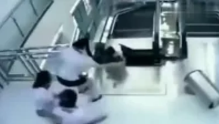 商场电梯出现故障,还没开始维修,监控拍下悲惨一幕