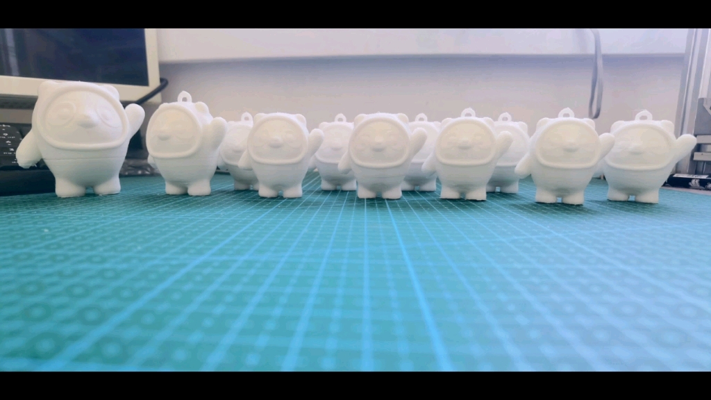 利用6年前组DIY的3D打印机制作了一批冰墩墩大军