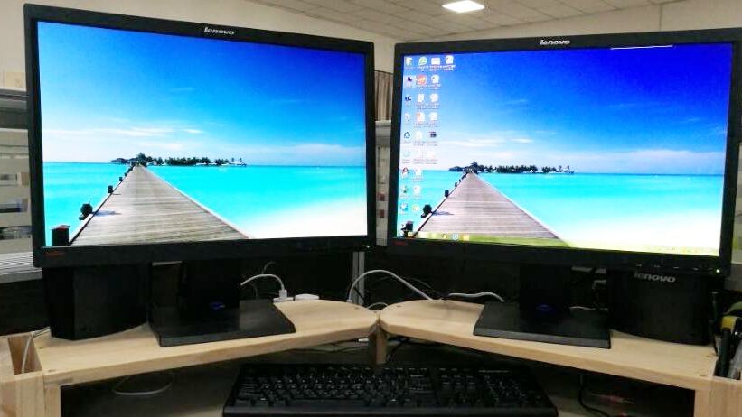 如何做到一台电脑带两个显示器，还能显示不同内容？满满的科技感