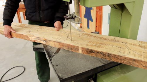 家具厂里上千的实木桌怎么做?不用一颗钉子也能做出来,长见识了