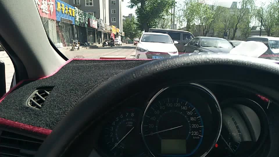 仪表盘最左边的是发动机的转数!