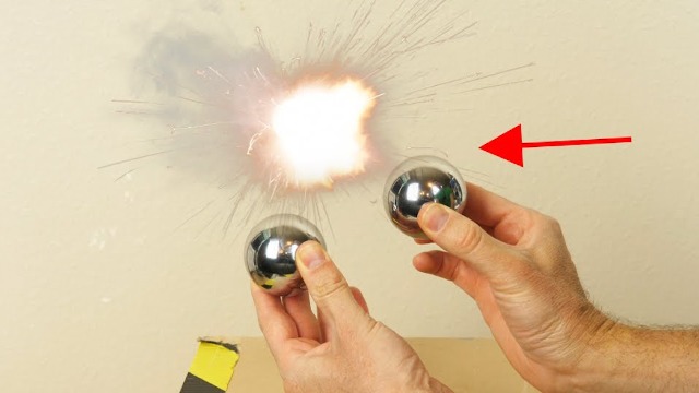 小球碰撞实验视频