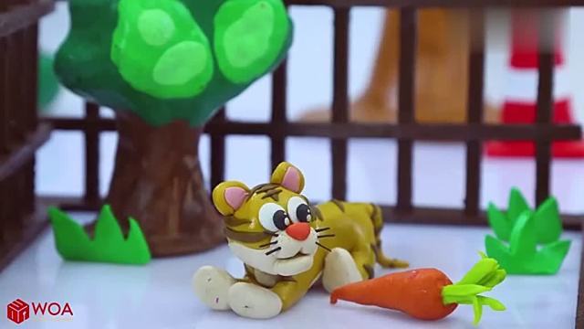 儿童定格动画:小朋友去动物园喂养小老虎,被警卫姐姐教育了一番