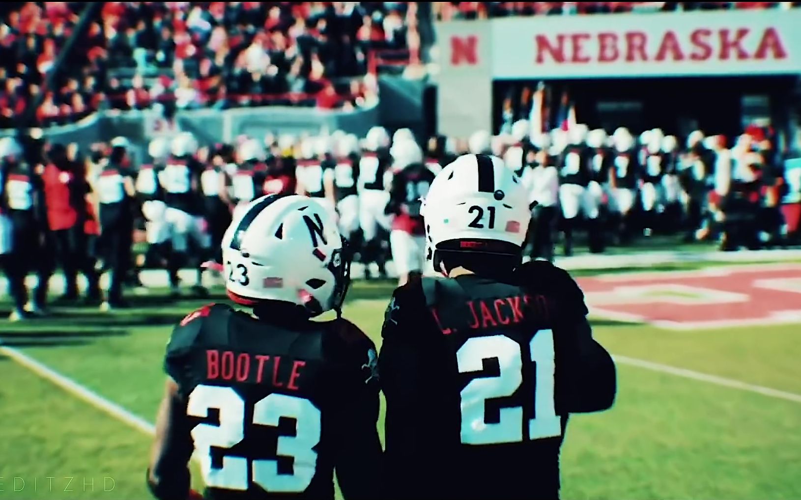 当你顶盔掼甲 像战士一样站在那块场地 你就是整个大学乃至全城的...