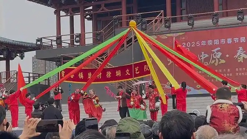 元宵节是河南最热闹的节日了,比过年都热闹,舞狮舞龙犟驴表演