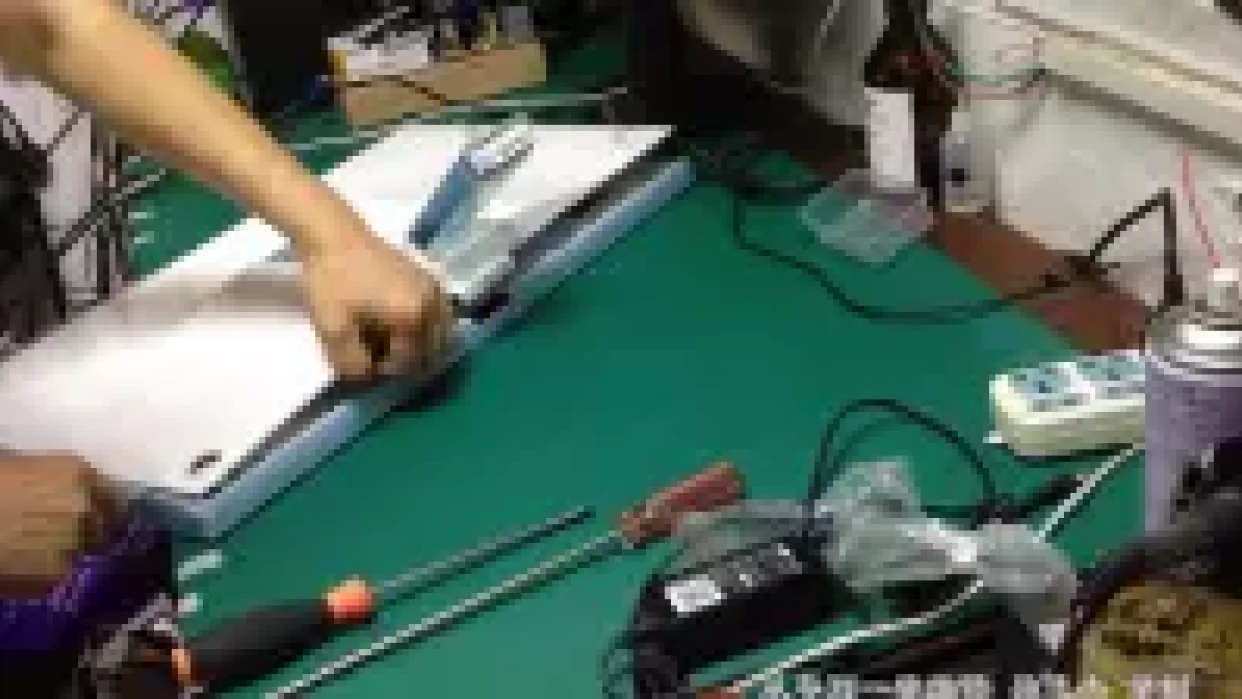 三星液晶显示器开机不断跳黑屏故障维修实例