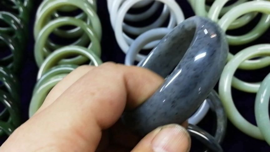 玉器市场最多的还是这种低端手镯,难道这种料子还好卖吗?