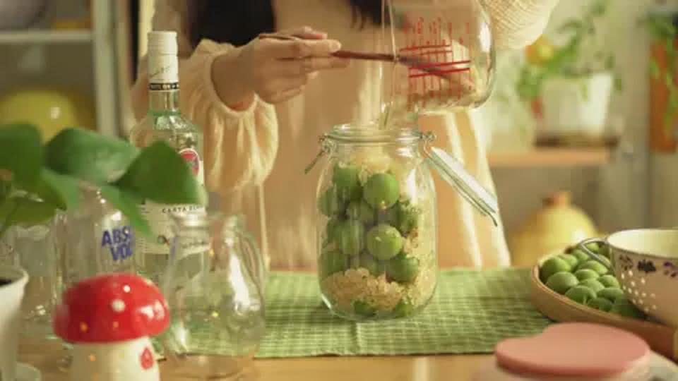 治愈小城慢生活|在厨房的日子,自酿青梅酒,把夏天藏进酒罐里 赛梅见