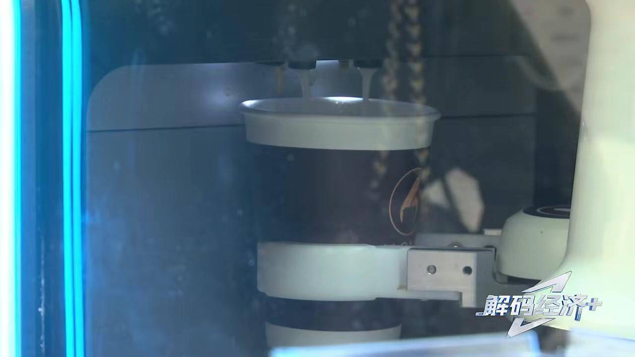 ...爆改"江苏制造】南京街头,机器人咖啡师成了新晋"顶流"!磨豆、倒奶...