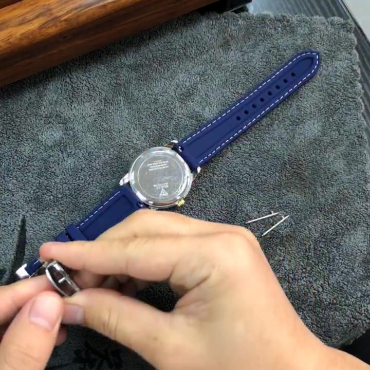 硅胶表带+金属蝴蝶扣的安装和使用方法演示