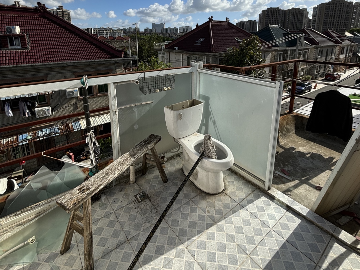 台风走了。屋顶也跟着走了