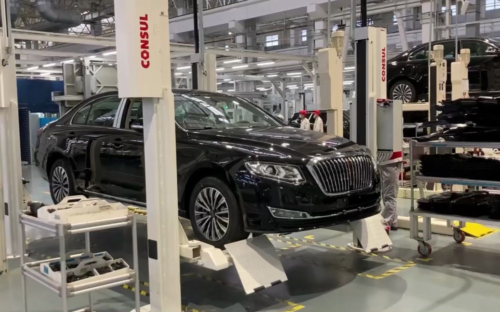 康索特制液压四柱举升机,为汽车稳定生产保驾护航