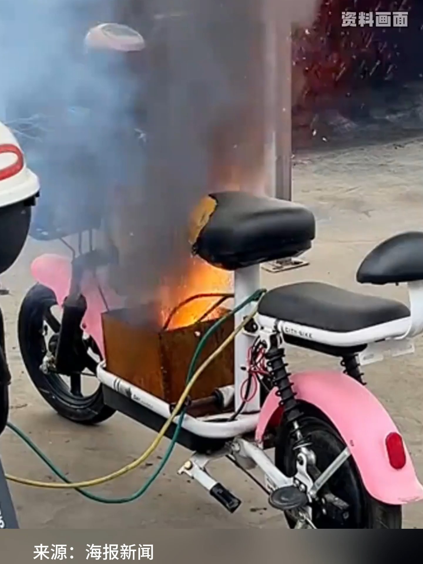 处理不当可能爆炸,警惕暴雨后电动自行车,电池泡水爆燃