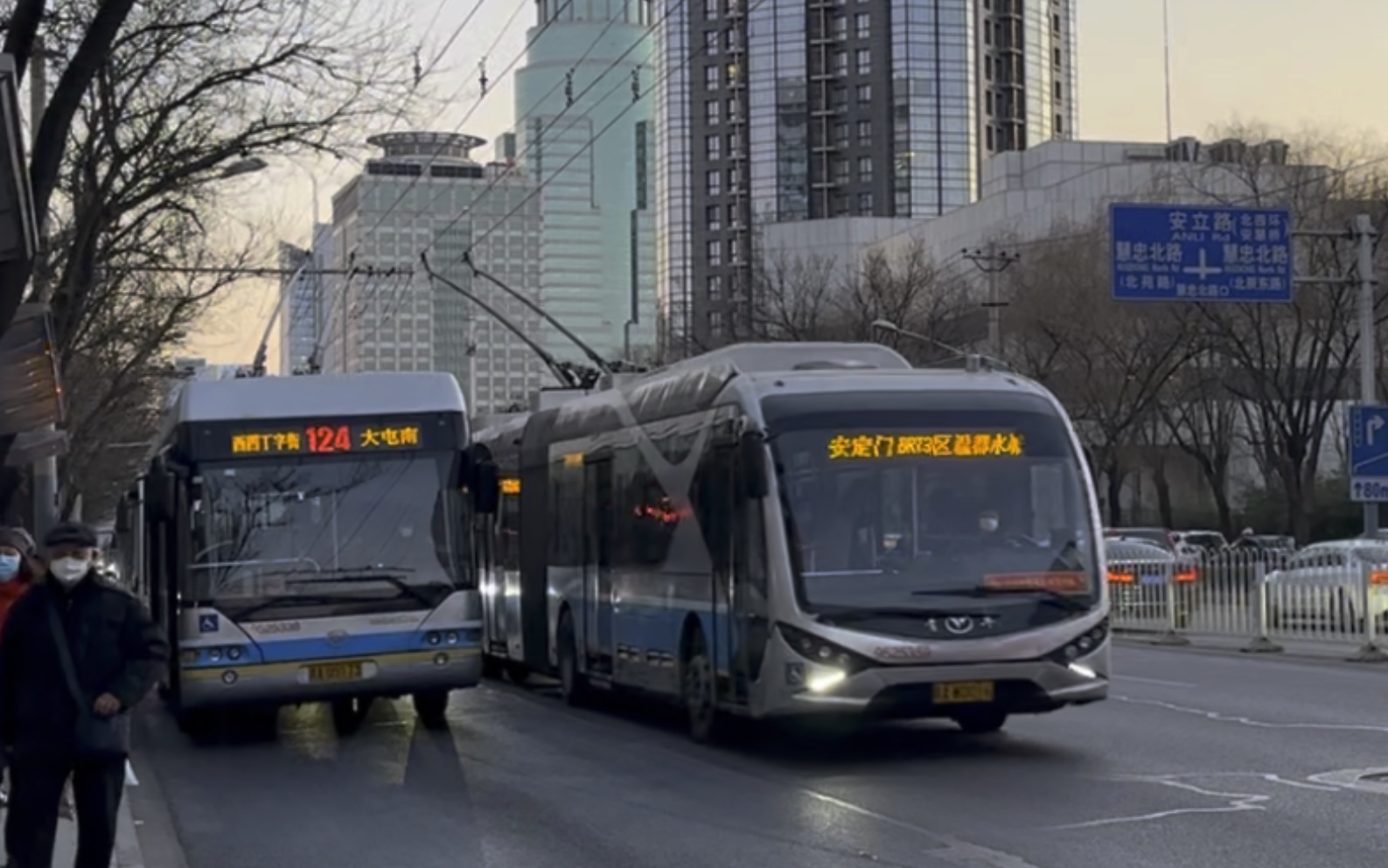 北京公交无轨电车,青年JNP6120GD和JNP6183BEV同时出站