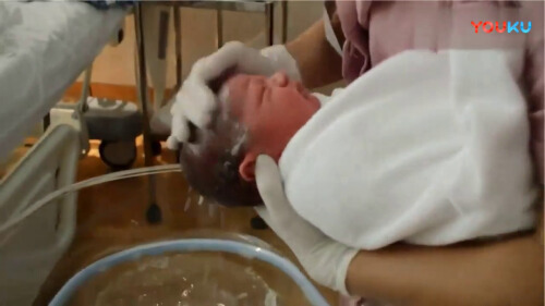 专业医生为刚出生的小宝宝洗澡,宝宝还以为在妈妈肚子里,好温馨!