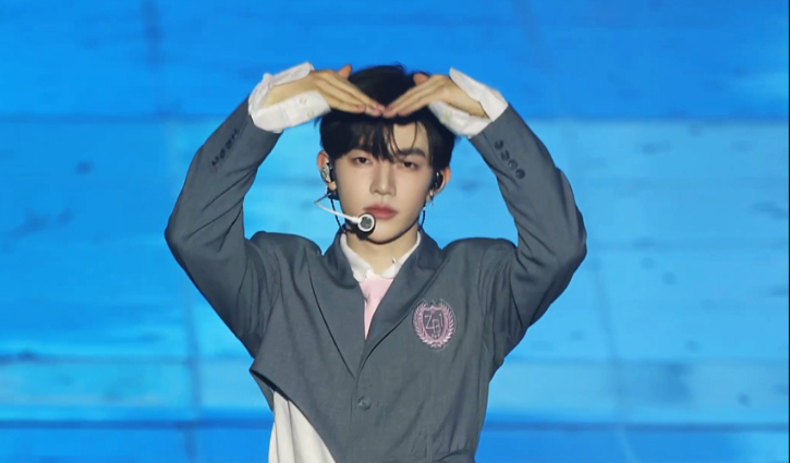 校服look是神!章昊《In Bloom》高清直拍