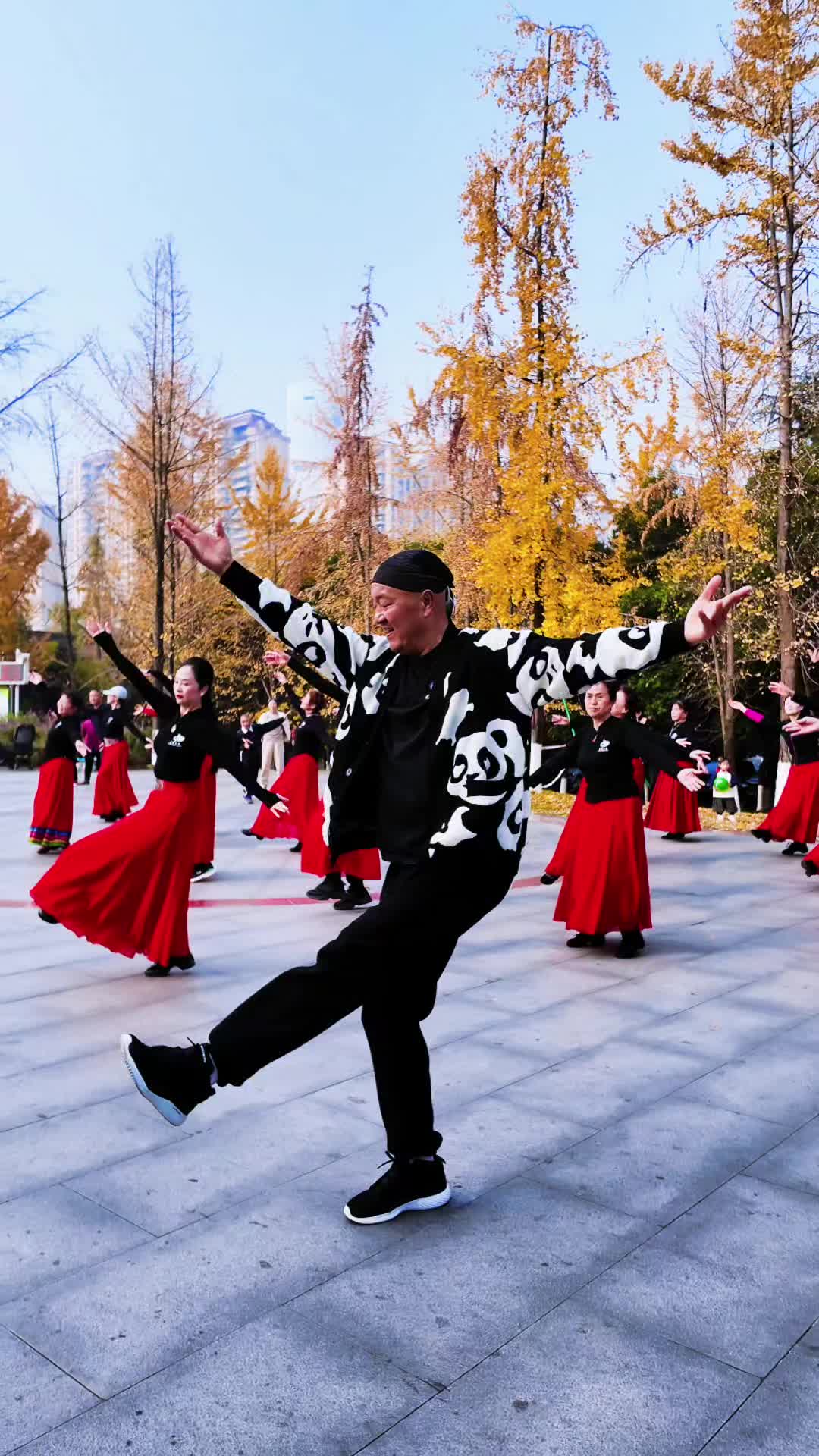 现场实拍～【艺蓉舞校·成人舞】“熊猫大叔”伴悠扬旋律起舞,动作...