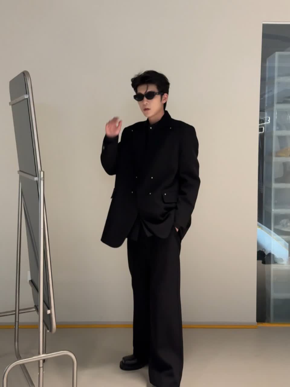 黑色钉扣西装简直是穿搭天菜!#西装杀 #穿出高级感 #西装控 #ootd穿...