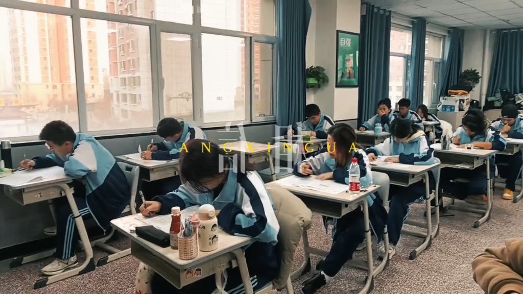 ...不负期待向着光相信光越过尘埃那束光会穿过层层阻碍去照亮未知未来