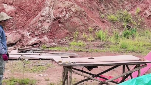 一楼模板拆除后工棚还是不能拆,因为大哥在今年之内不能住进新房